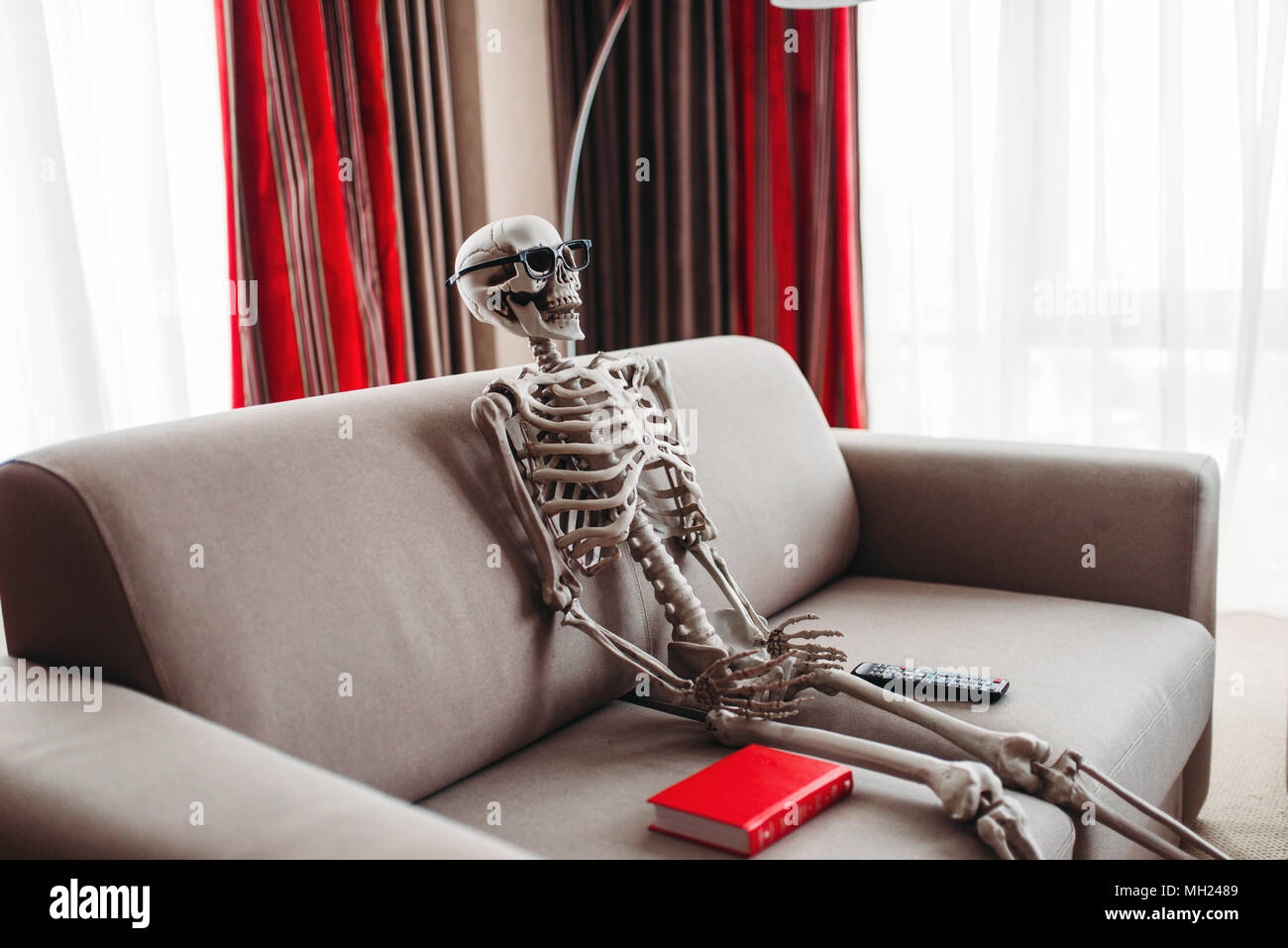 Skeleton sitting hi-res stock photography and images - Alamy