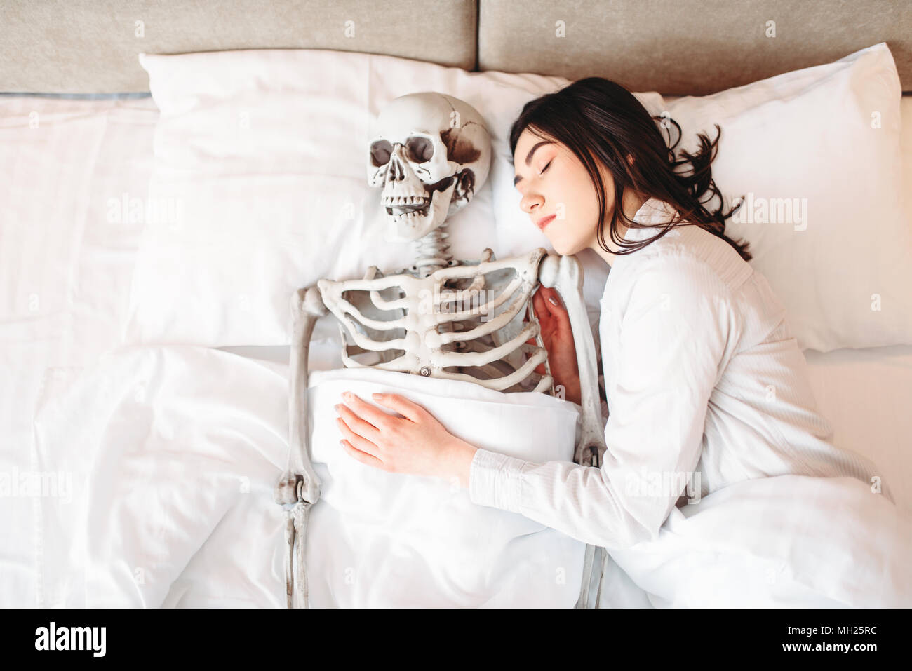 Male dead body in bed hi-res stock photography and images - Alamy