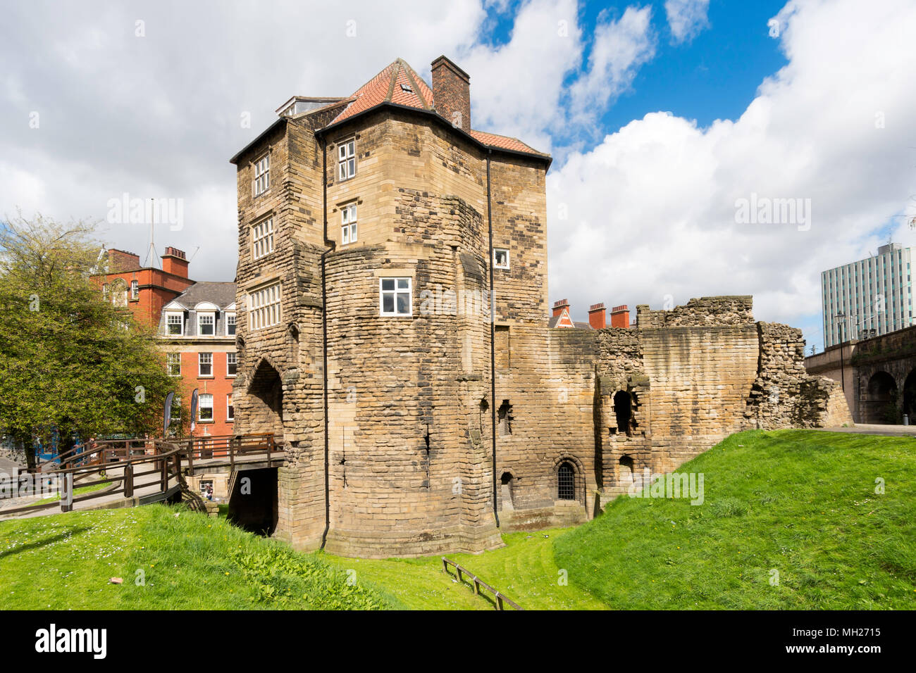 Castle gatehouse hi-res stock photography and images - Alamy