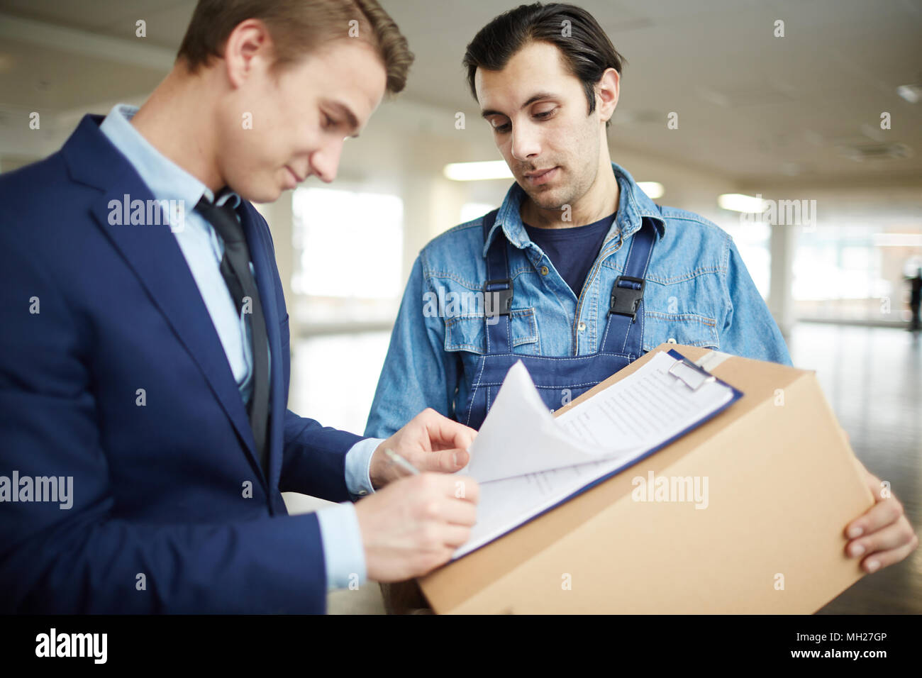 Signing delivery hi-res stock photography and images - Alamy