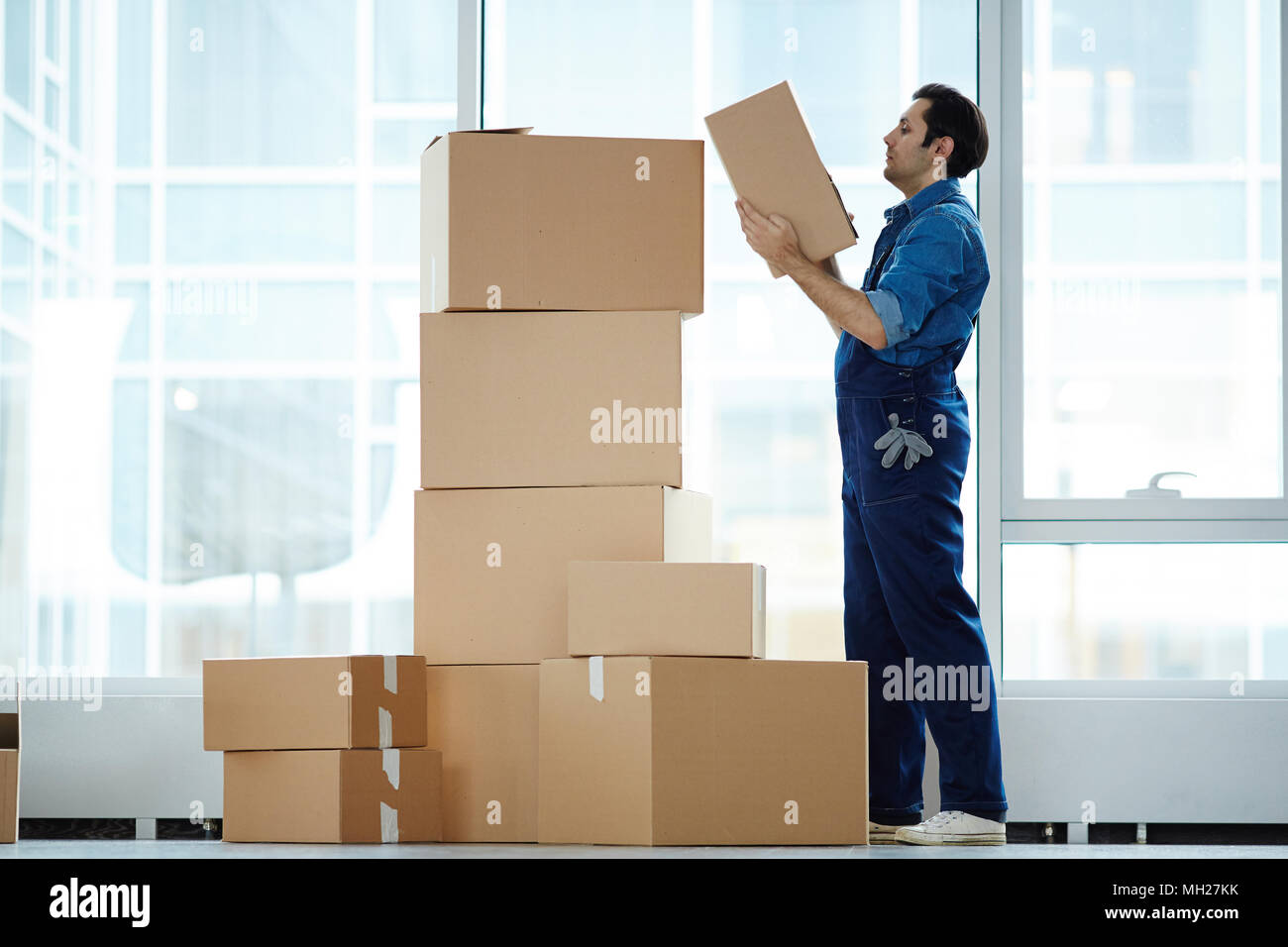 Putting 1 hi-res stock photography and images - Alamy