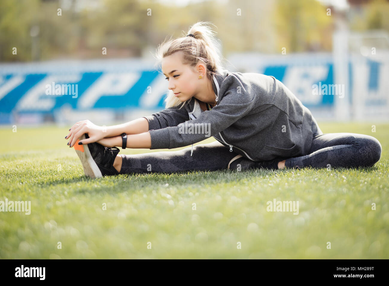 Beautiful fit teen girl exercising hi-res stock photography and images ...
