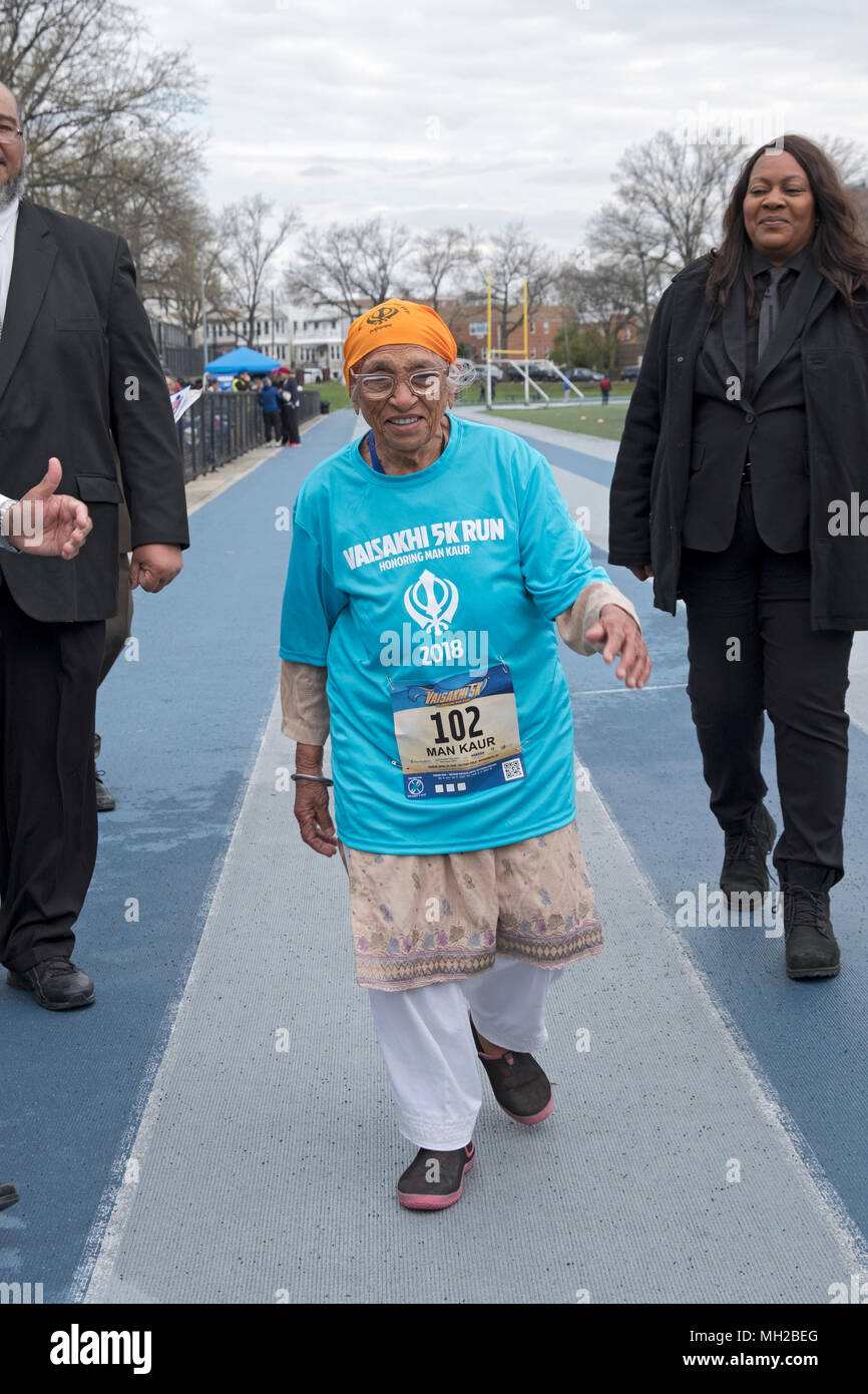 Senior citizen running hi-res stock photography and images - Alamy