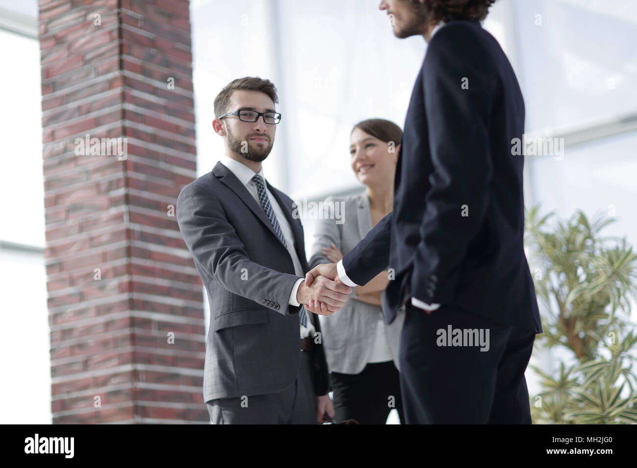 Two Business men shaking hands Stock Photo - Alamy