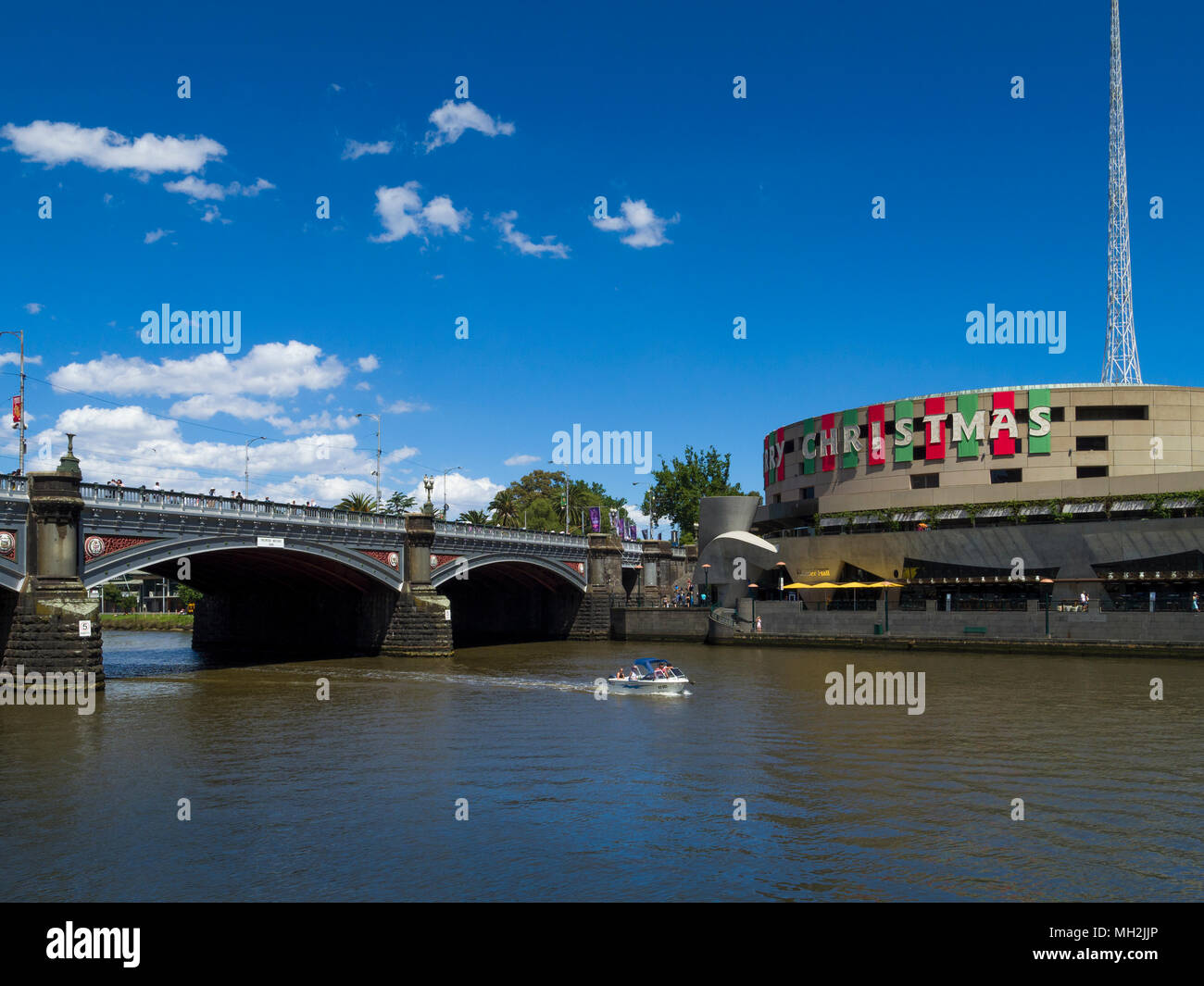 Princes Bridge over the Yarra river and Hamer Hall of the Arts Centre ...