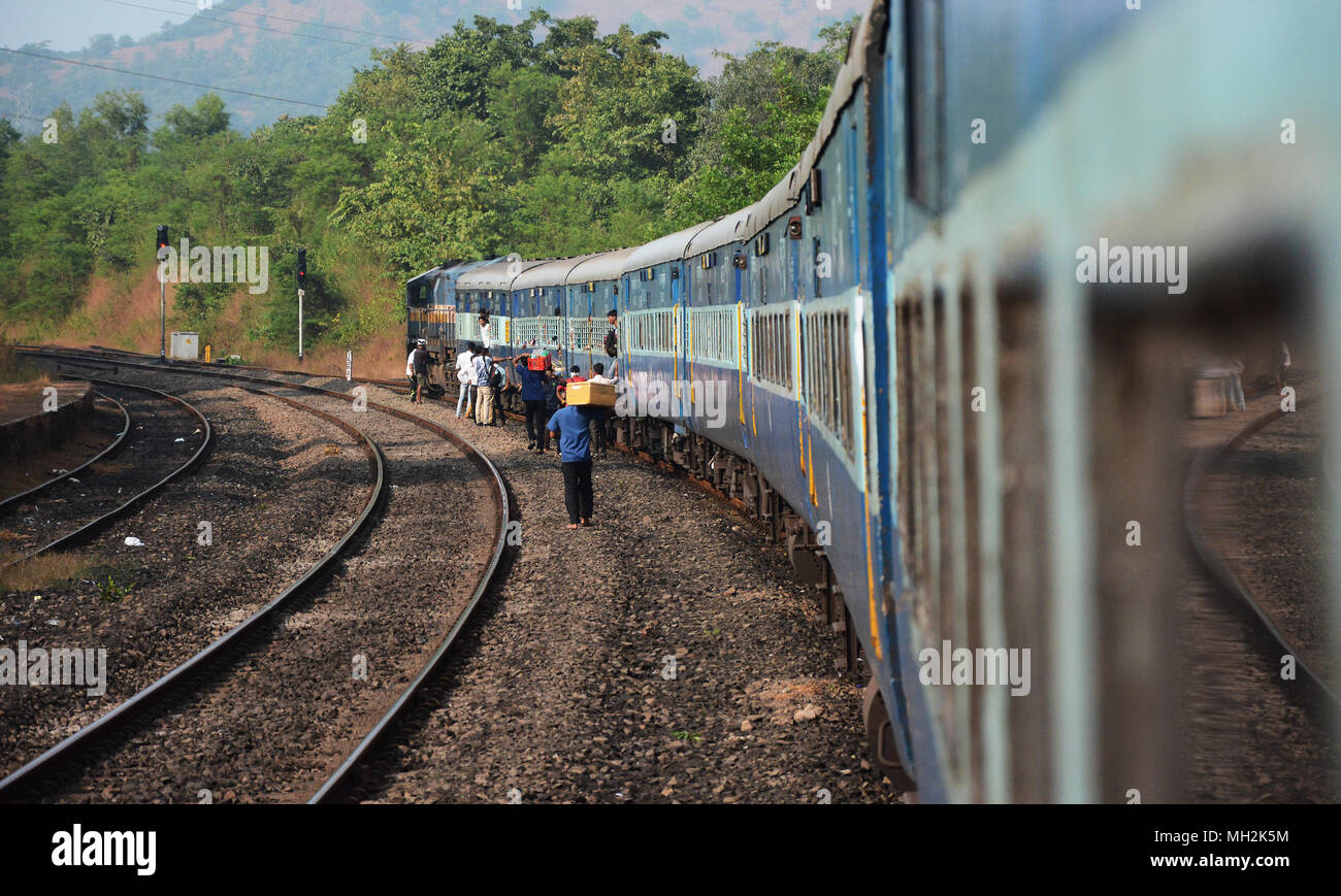 India train people vendor hi-res stock photography and images - Alamy