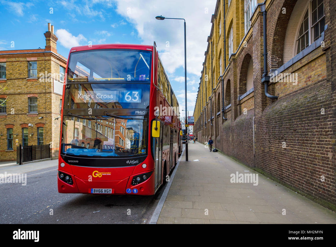 Outside kings cross station hi-res stock photography and images - Alamy