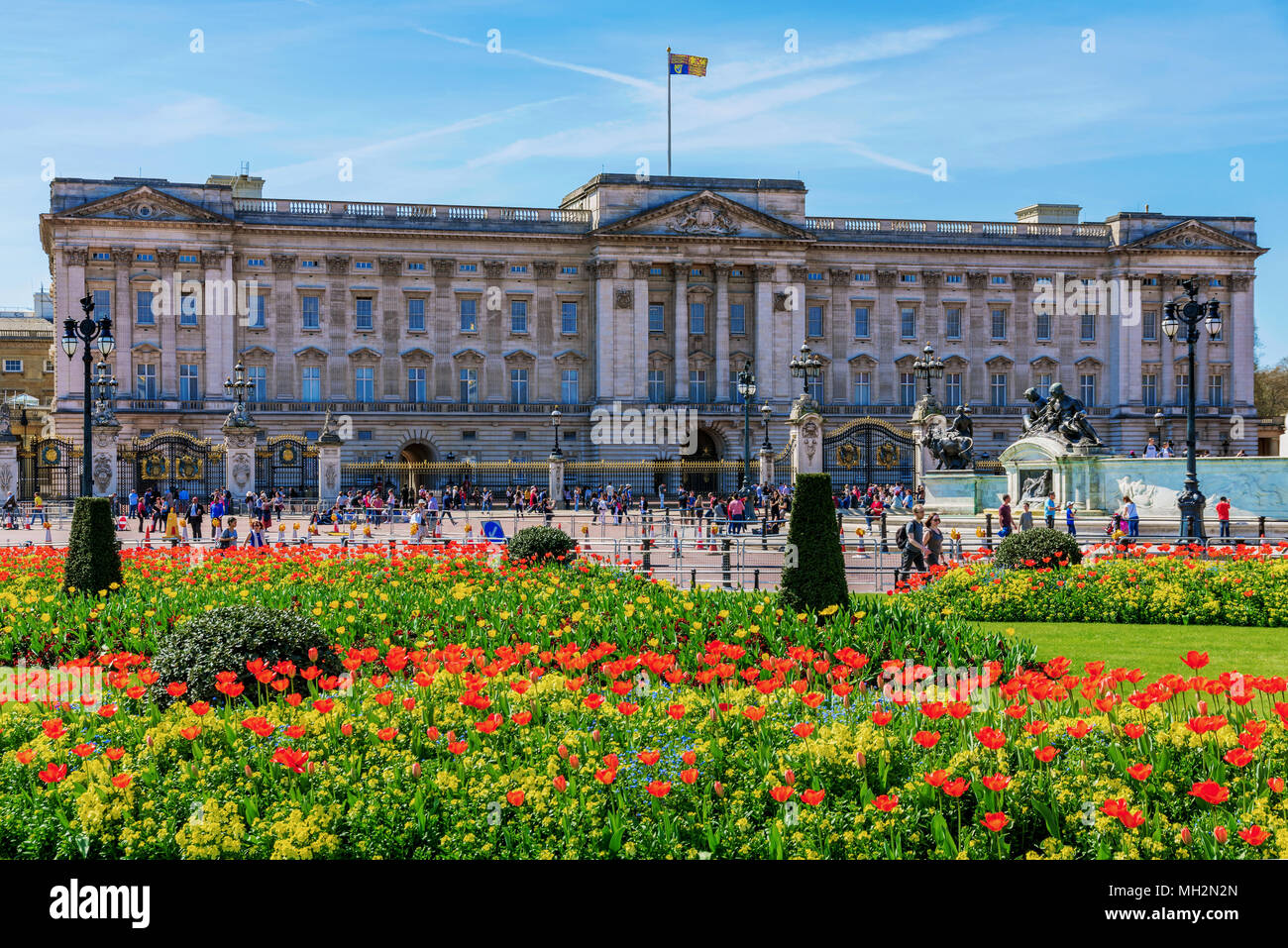 Buckingham palace exterior hi-res stock photography and images - Alamy