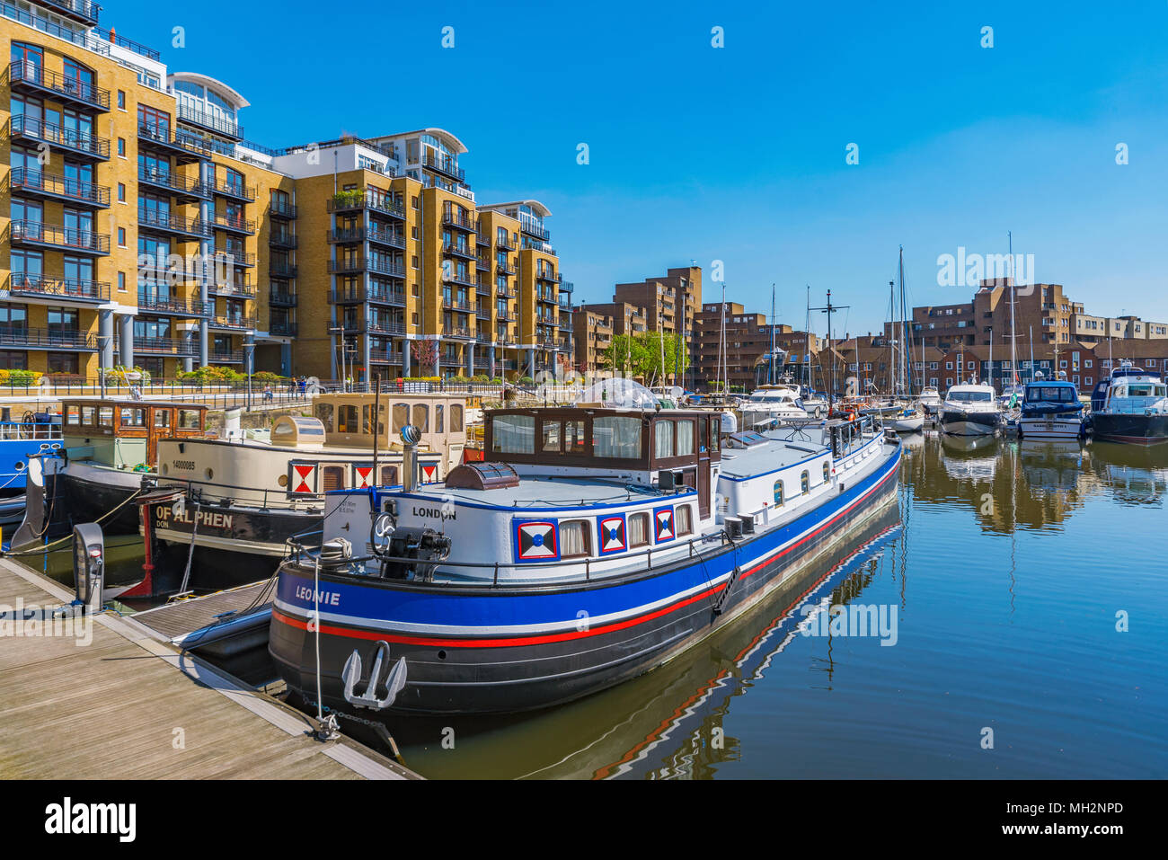 LONDON, UNITED KINGDOM - APRIL 19: View of boats and modern apartment ...