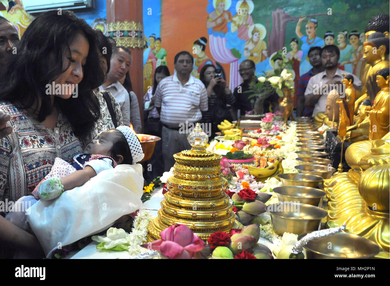 Kolkata, India. 29th Apr, 2018. Buddhist devotee looks the Buddha relic ...