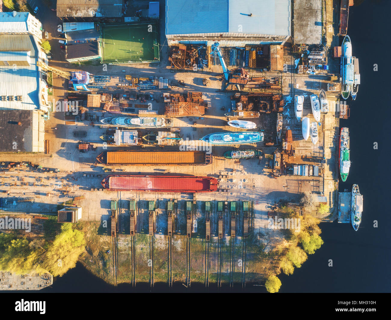 Rusting ship hi-res stock photography and images - Alamy