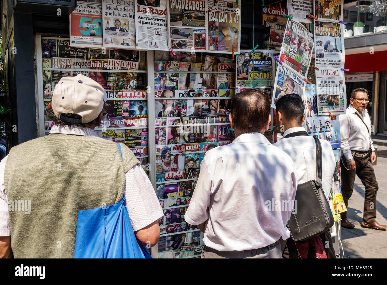 Newsstand newspaper vendor booth stall hi-res stock photography and ...