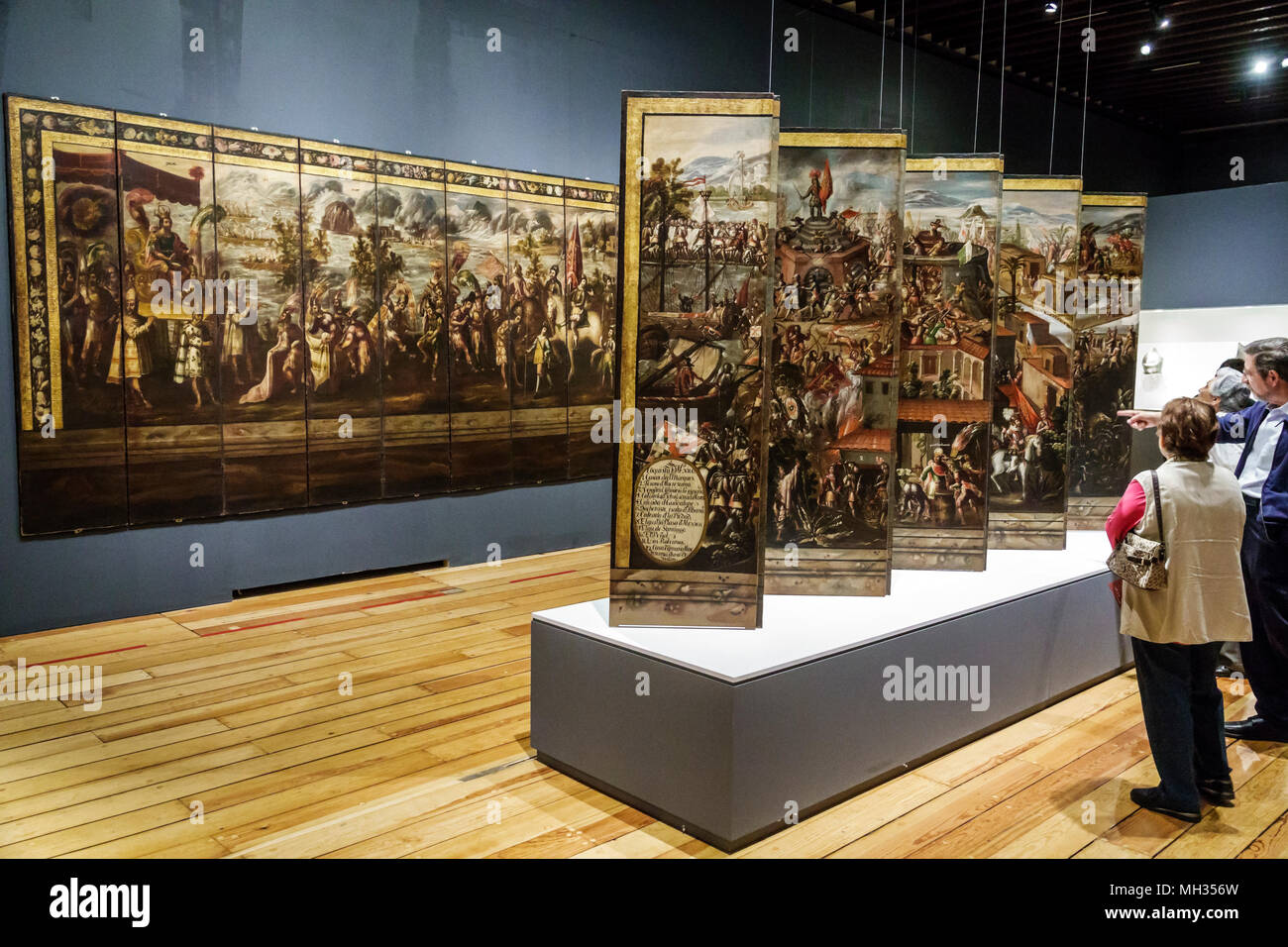 Center divider hi-res stock photography and images - Alamy