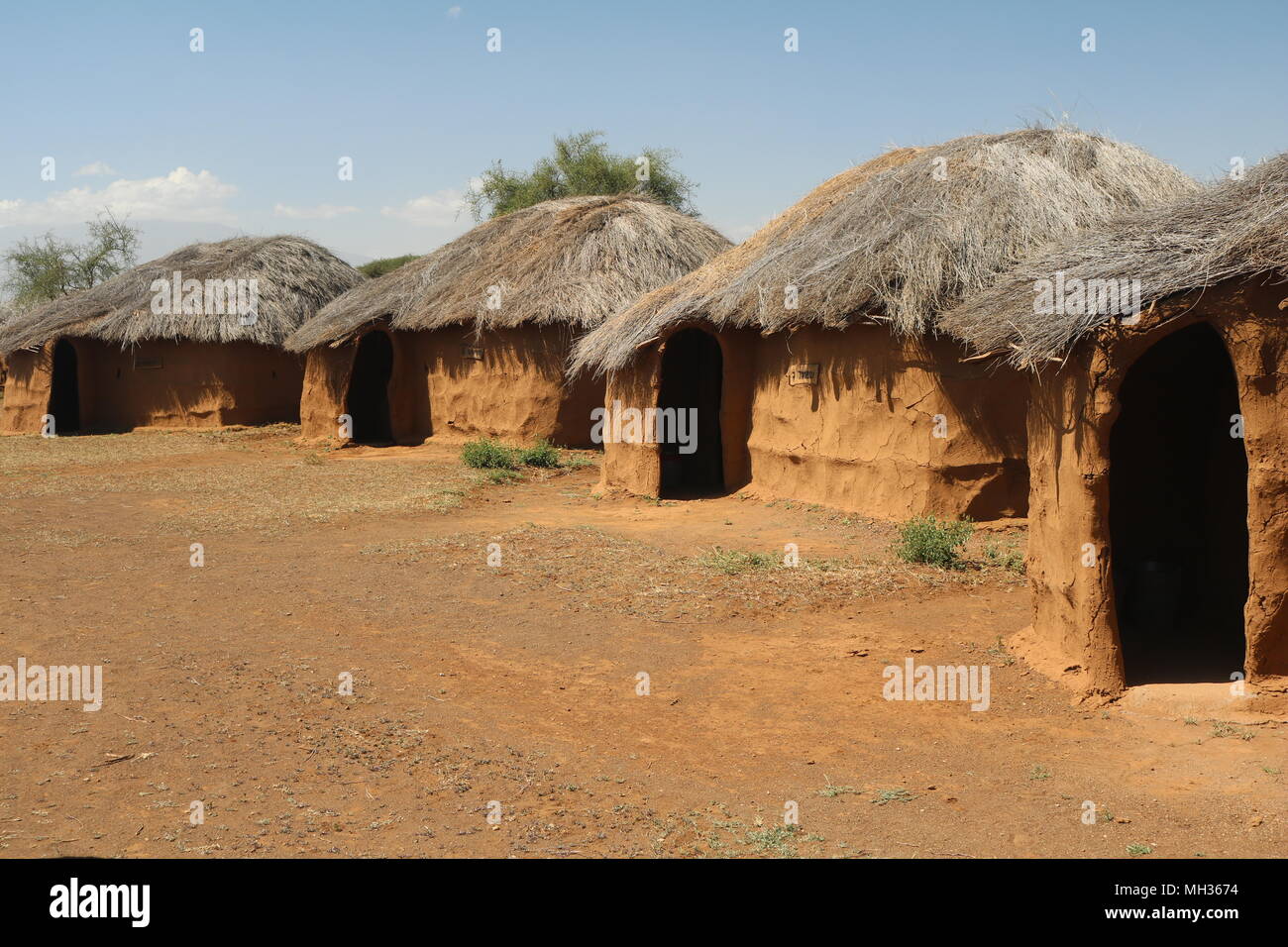 Mud huts hi-res stock photography and images - Alamy