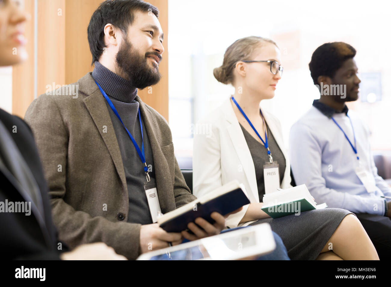 Group people sitting hi-res stock photography and images - Alamy