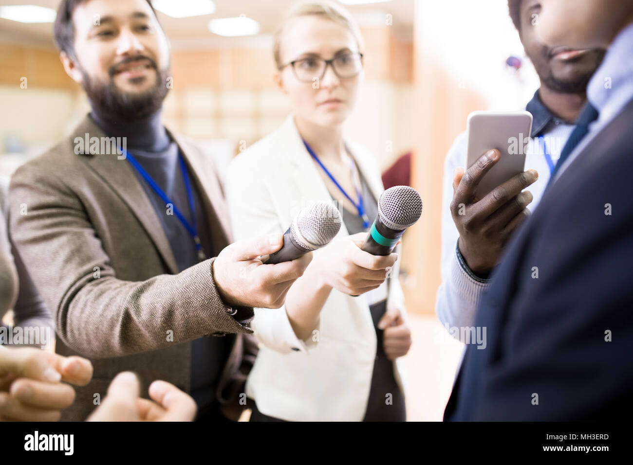 Reporters microphones hi-res stock photography and images - Alamy