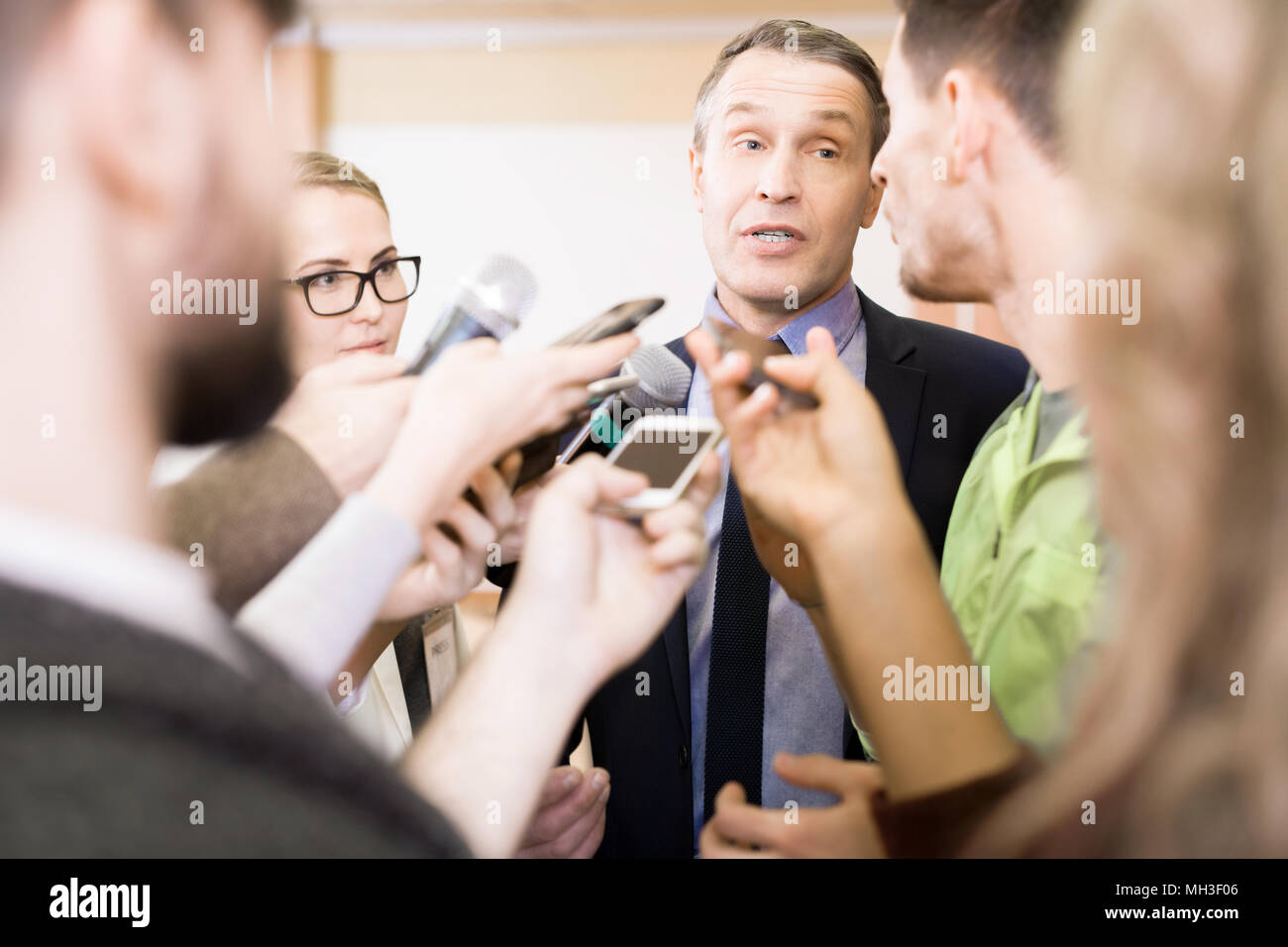 Media reporter interview interviewing hi-res stock photography and ...
