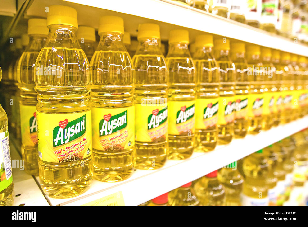 Supermarket shelf cooking oil hi-res stock photography and images - Alamy