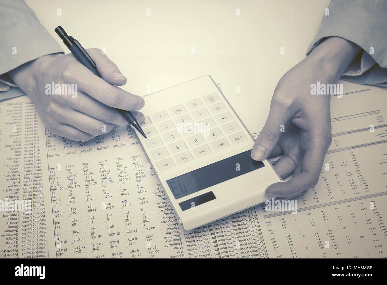 Accounting paperwork hi-res stock photography and images - Alamy