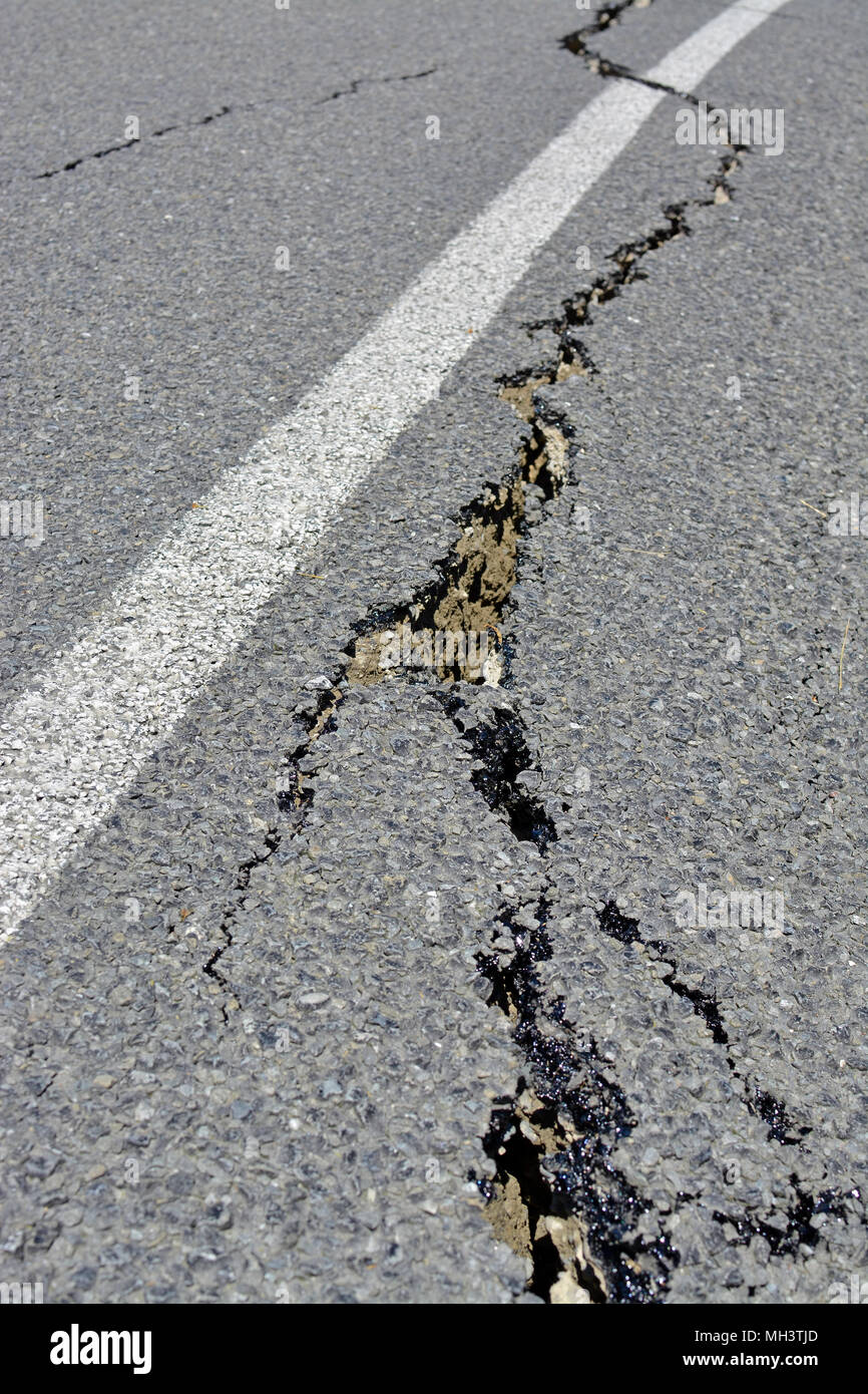 Earthquake damage road split hi-res stock photography and images - Alamy
