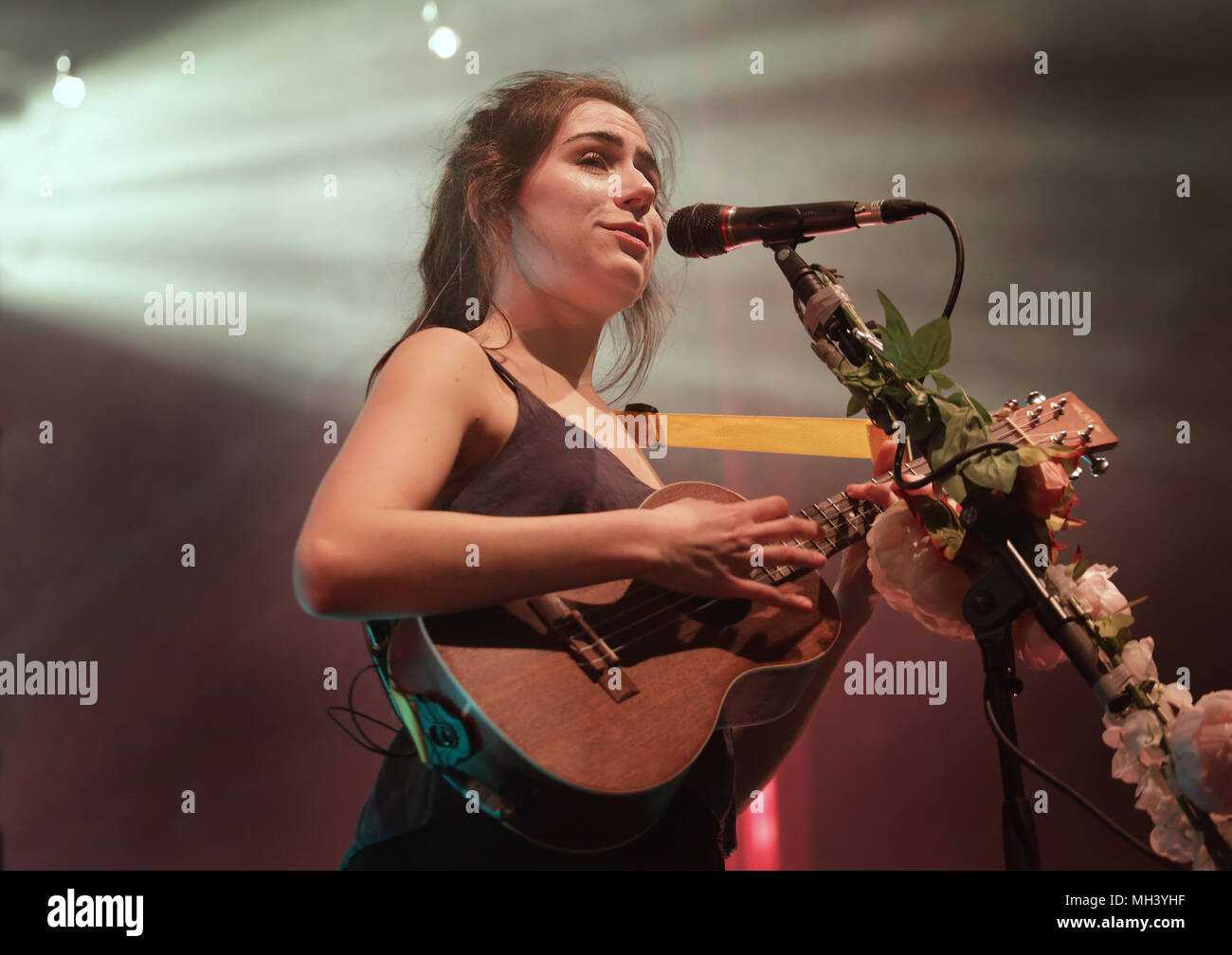 Dodie singer hi-res stock photography and images - Alamy
