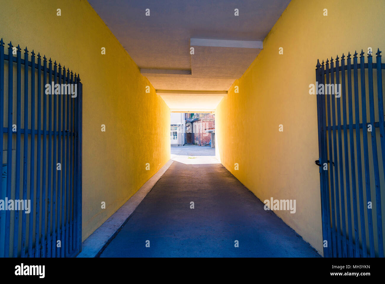 Car passage hi-res stock photography and images - Alamy