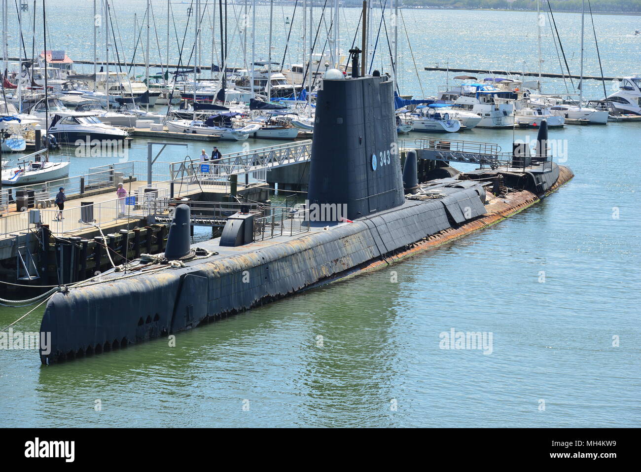 Uss Clamagore Maneuvering Roomo