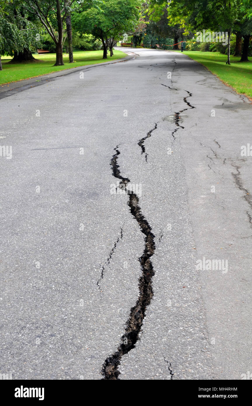 Earthquake damage road split hi-res stock photography and images - Alamy