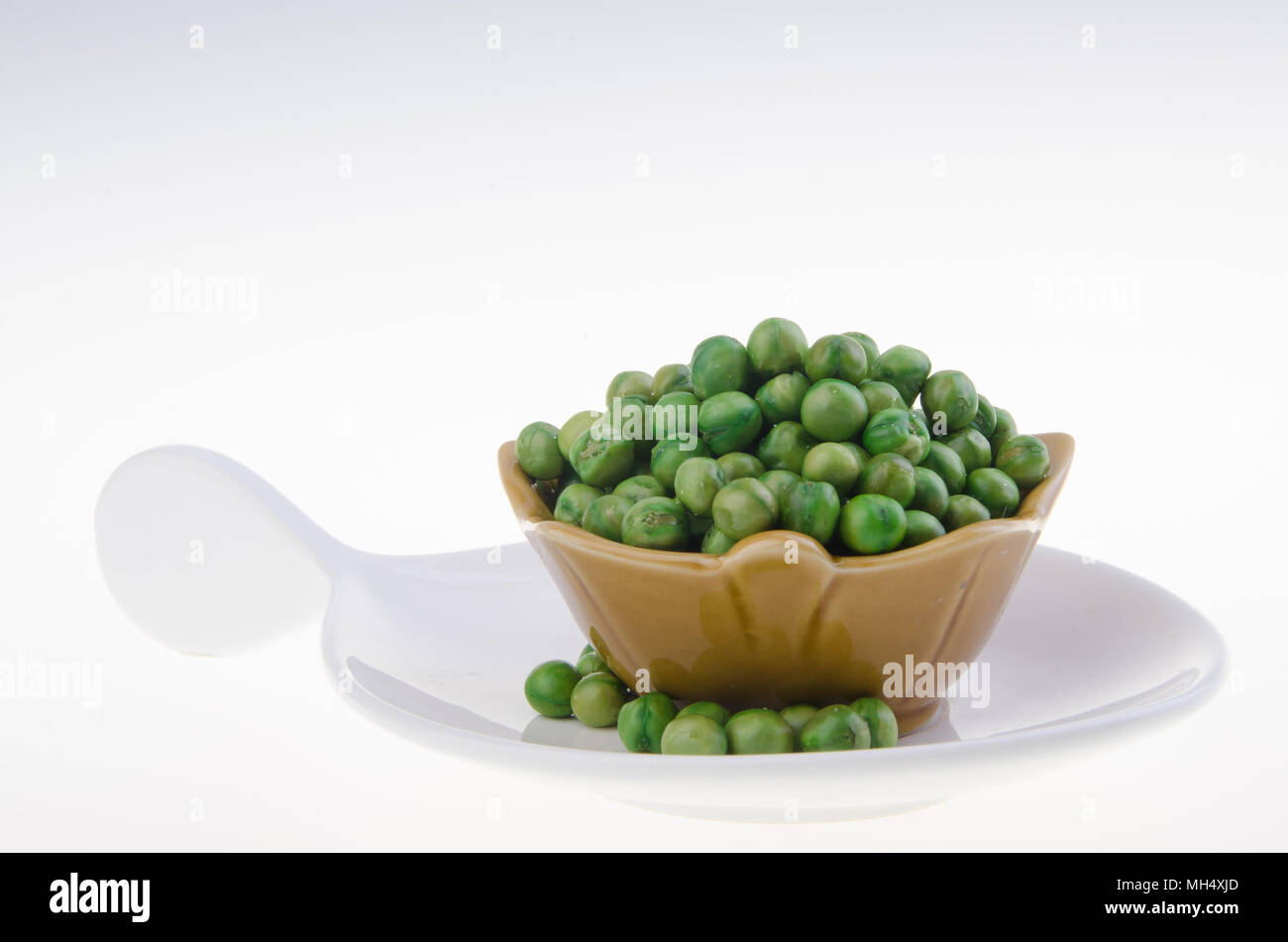 Green peas on the palm hi-res stock photography and images - Alamy