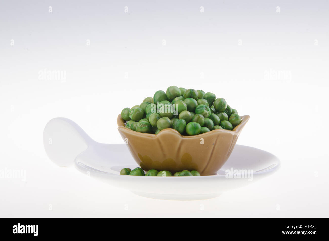 Green peas on the palm hi-res stock photography and images - Alamy