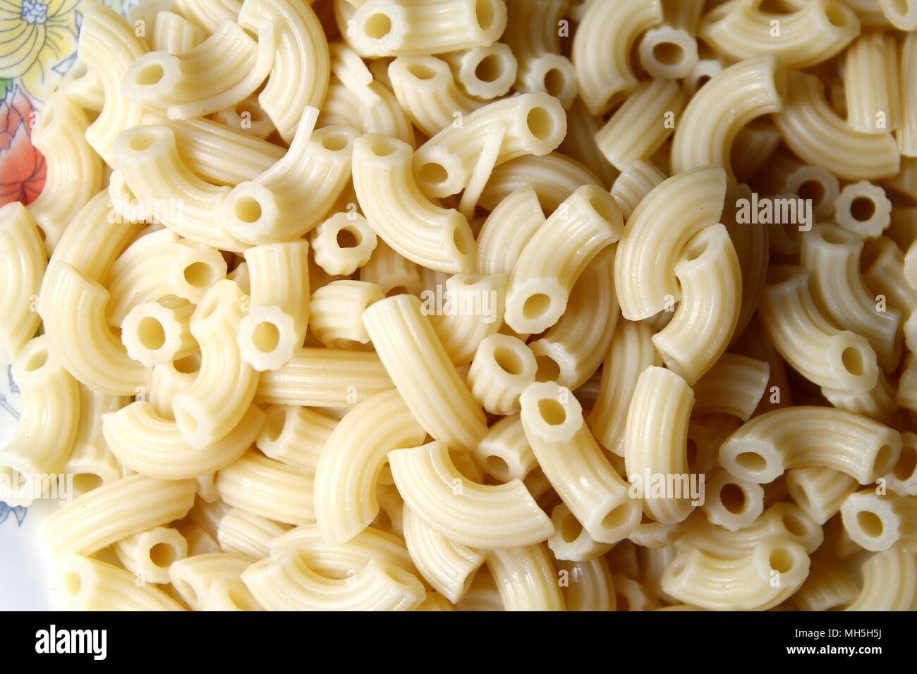 Photo of cooked elbow macaroni Stock Photo - Alamy