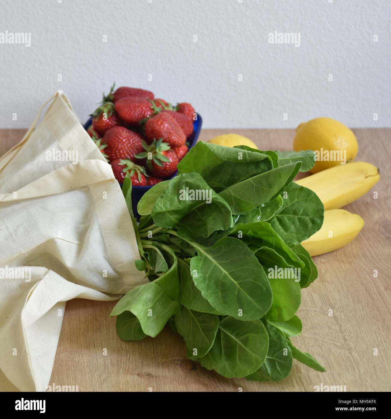 Reusable bag food hi-res stock photography and images - Alamy