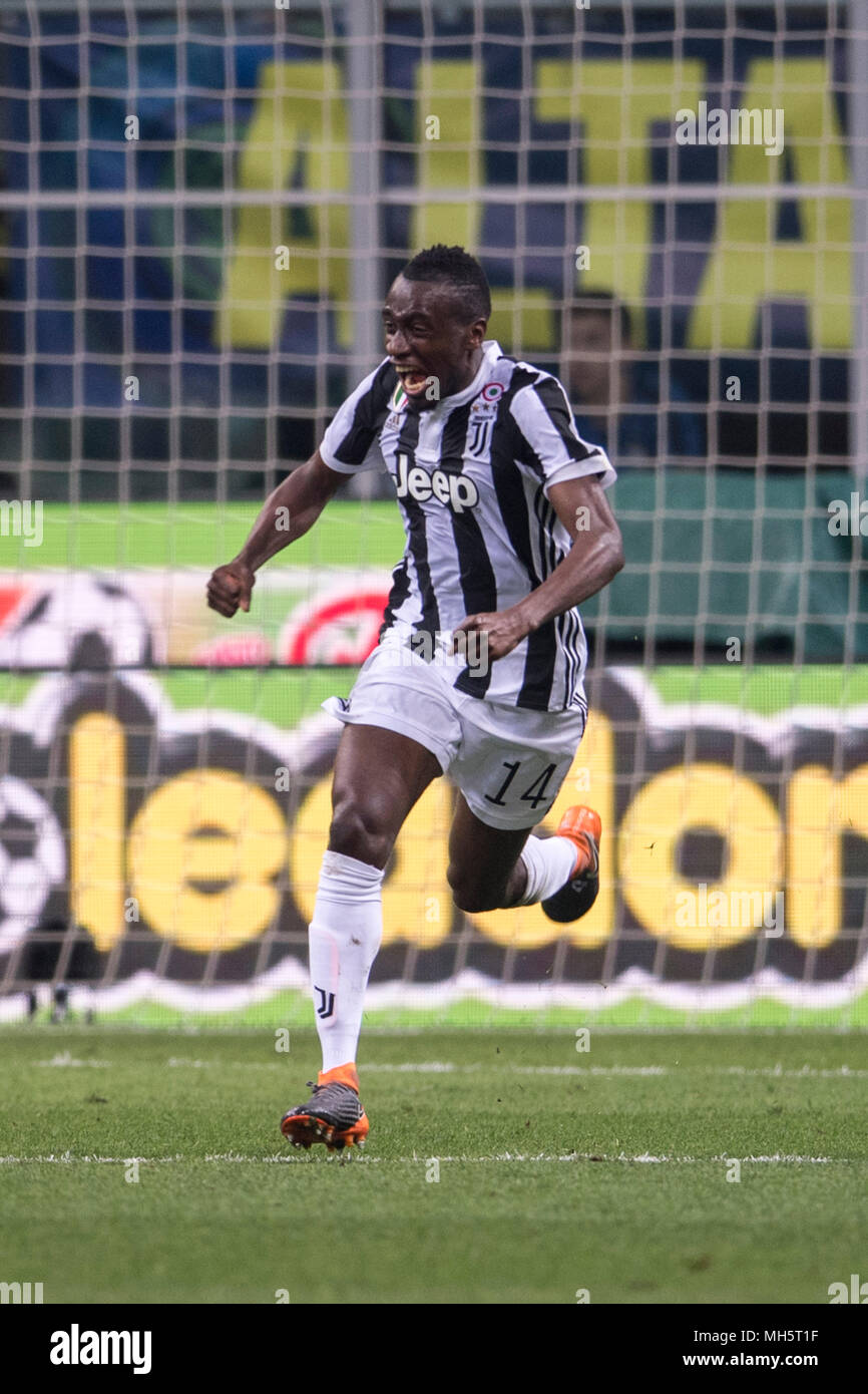 Blaise Matuidi of Juventus celebrates the goal that then will be ...