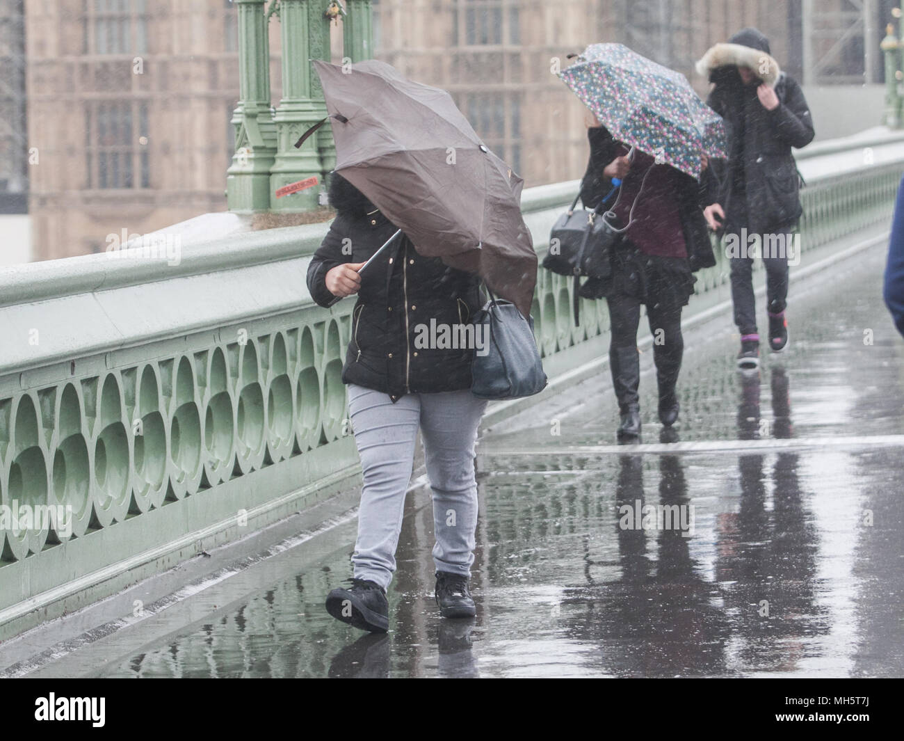 People in strong winds hi-res stock photography and images - Alamy