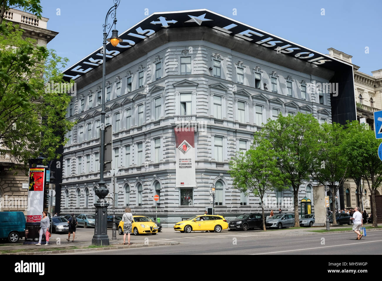 Arrow cross hi-res stock photography and images - Alamy