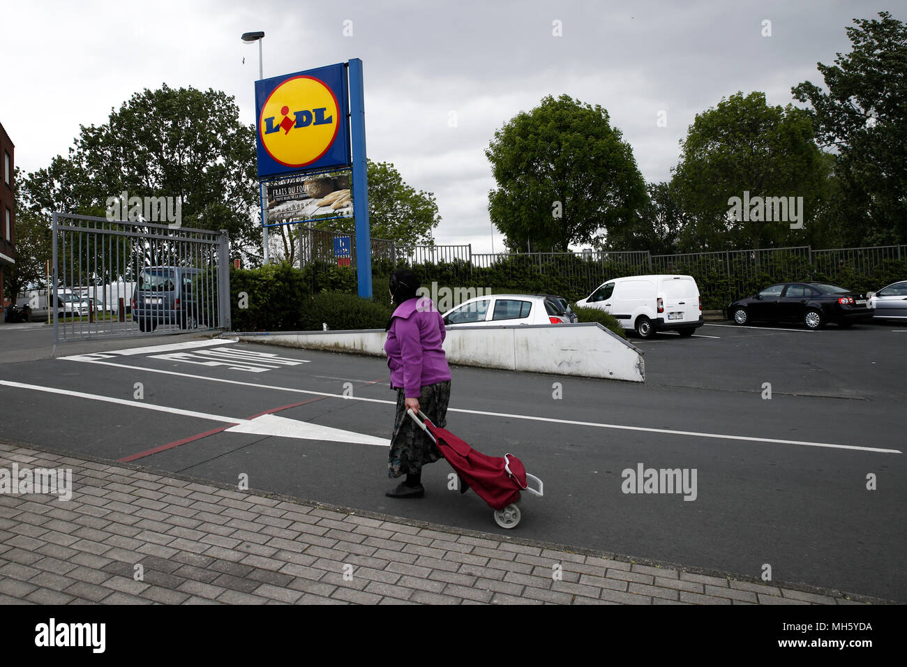 Lidl workers hi-res stock photography and images - Alamy