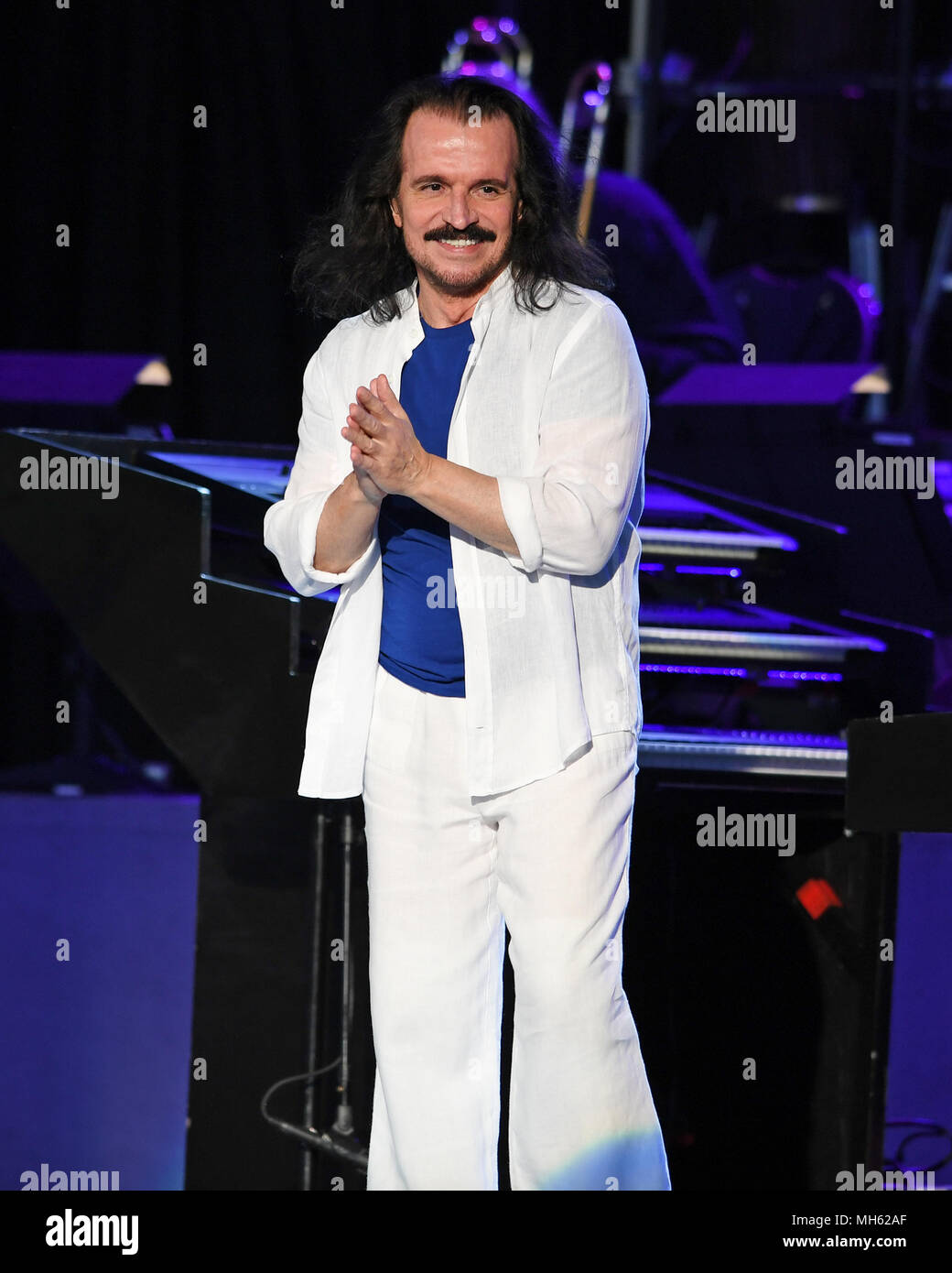 Yanni performs at the coral sky amphitheatre hi-res stock photography ...