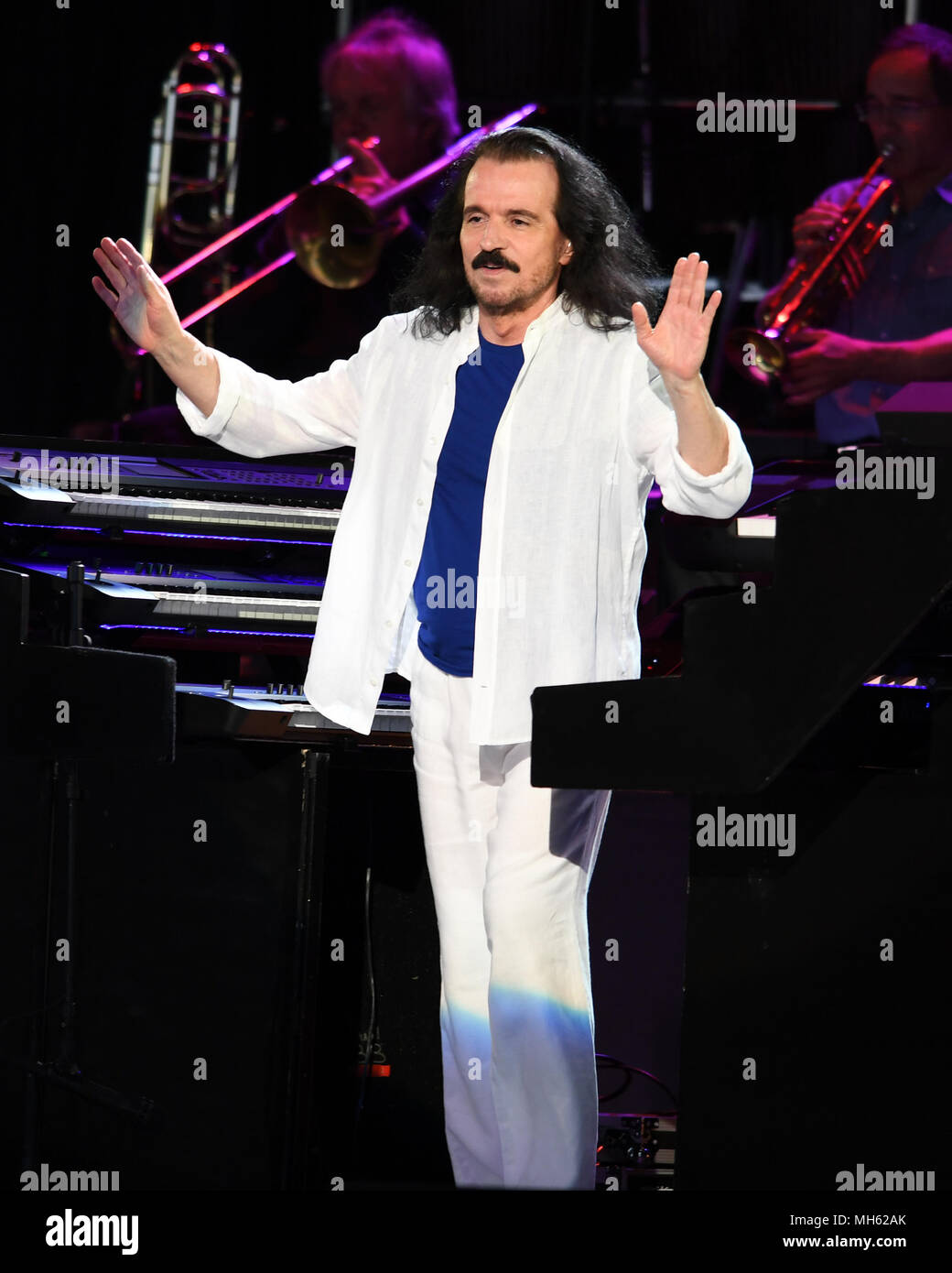 Yanni performs at the coral sky amphitheatre hi-res stock photography ...