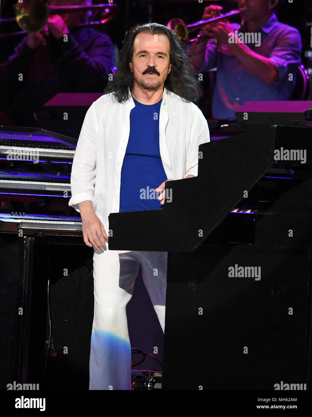 Yanni performs at the coral sky amphitheatre hi-res stock photography ...