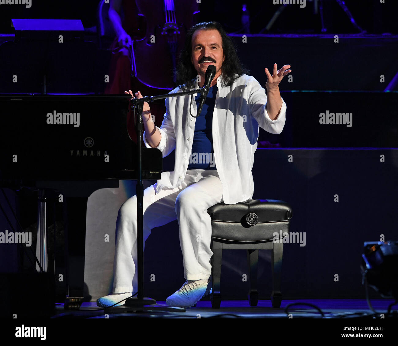 Yanni performs at the coral sky amphitheatre hi-res stock photography ...