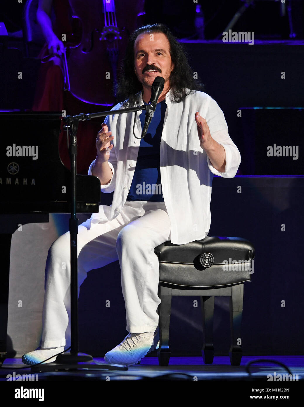 Yanni performs at the coral sky amphitheatre hi-res stock photography ...