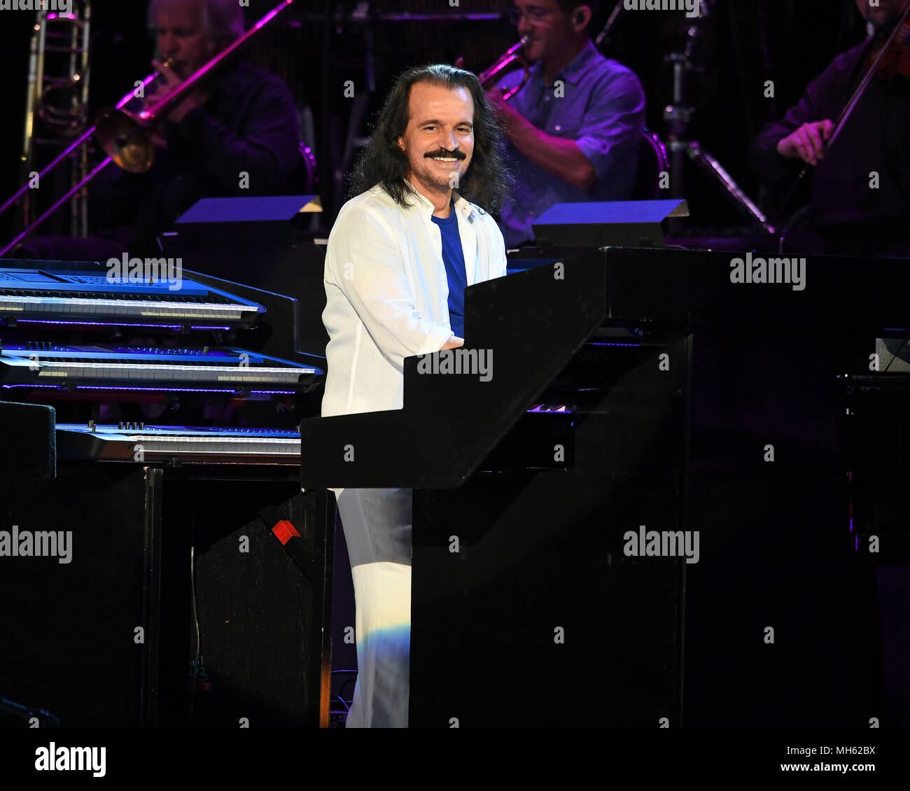 Yanni performs at the coral sky amphitheatre hi-res stock photography ...