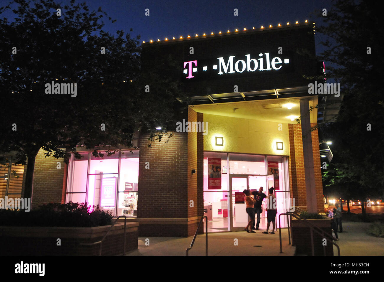 Wireless carriers hi-res stock photography and images - Alamy