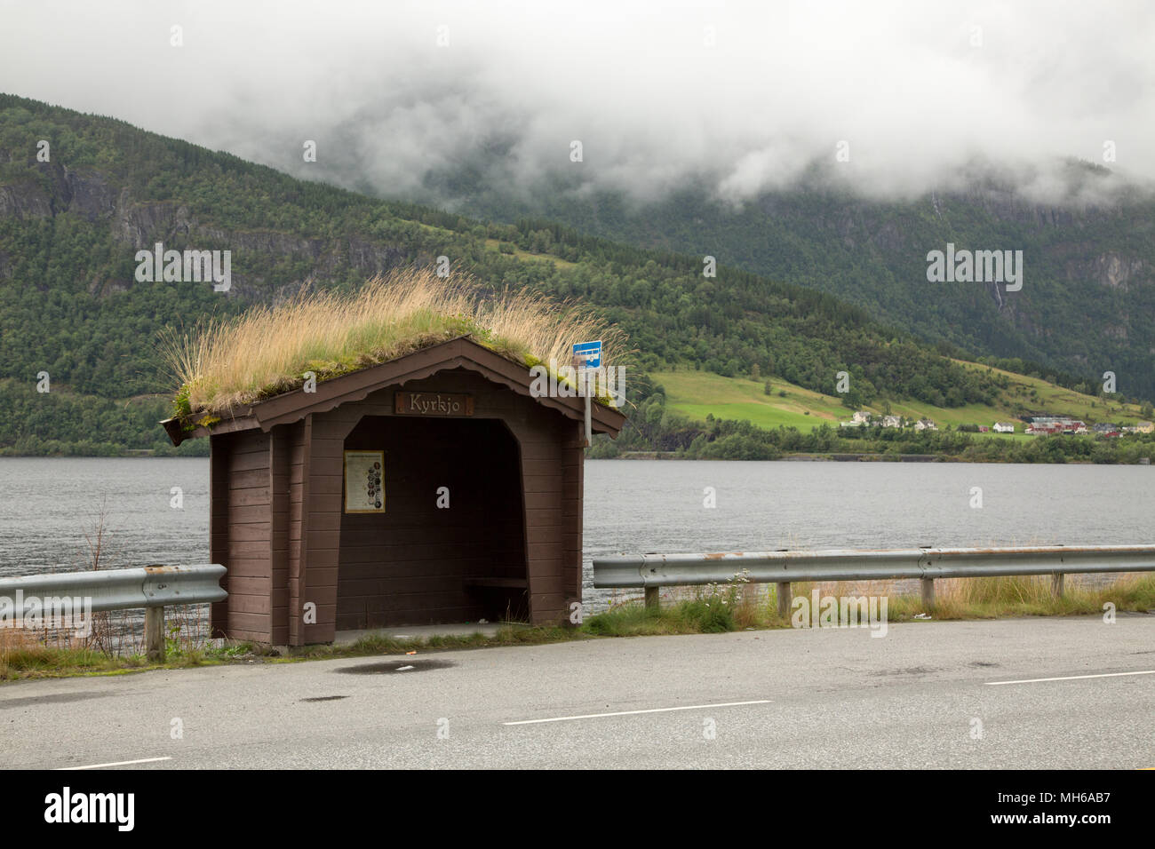 Bus stop in the mist hi-res stock photography and images - Alamy