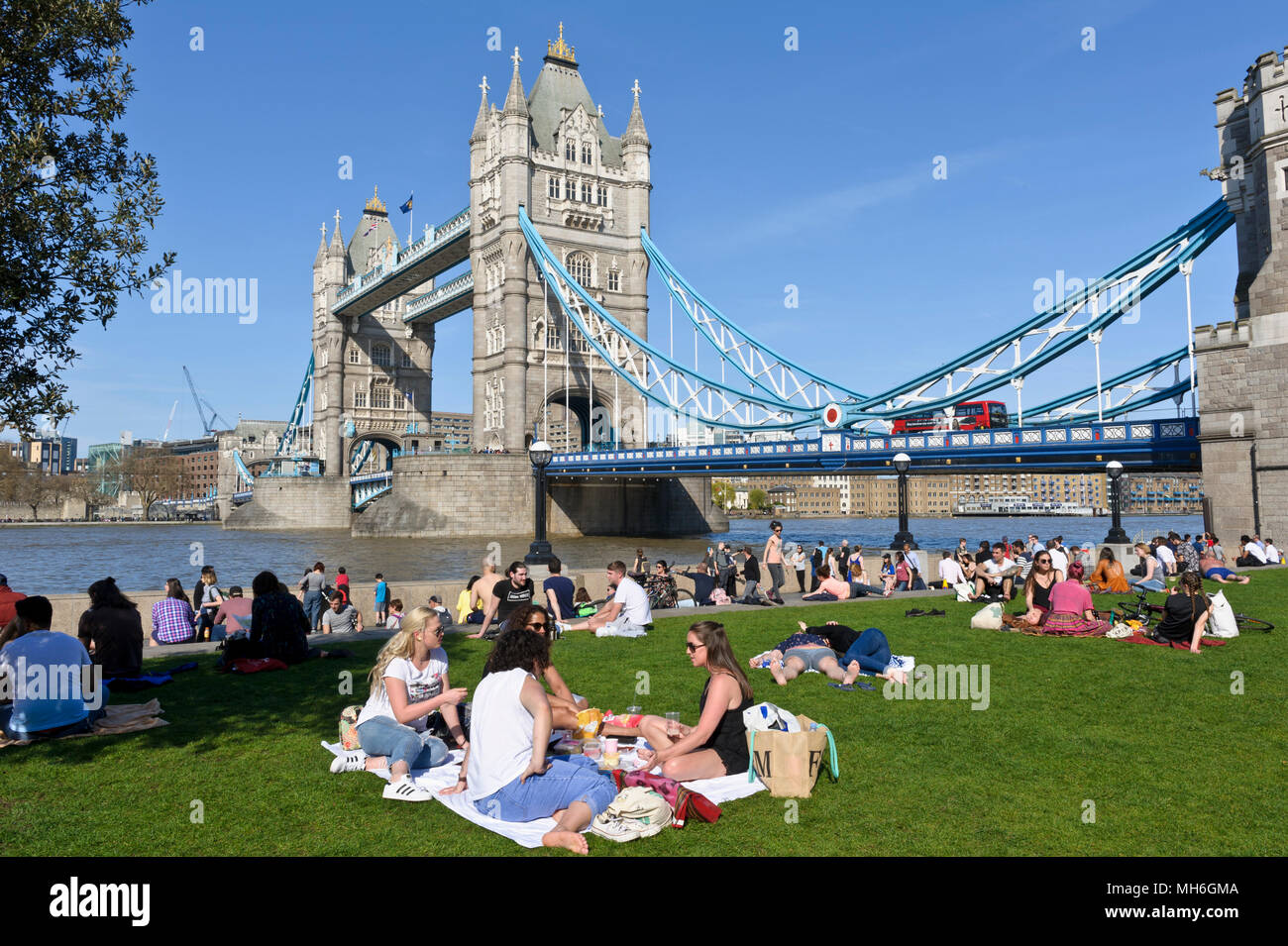 London famous bridge day daytime hi-res stock photography and images ...