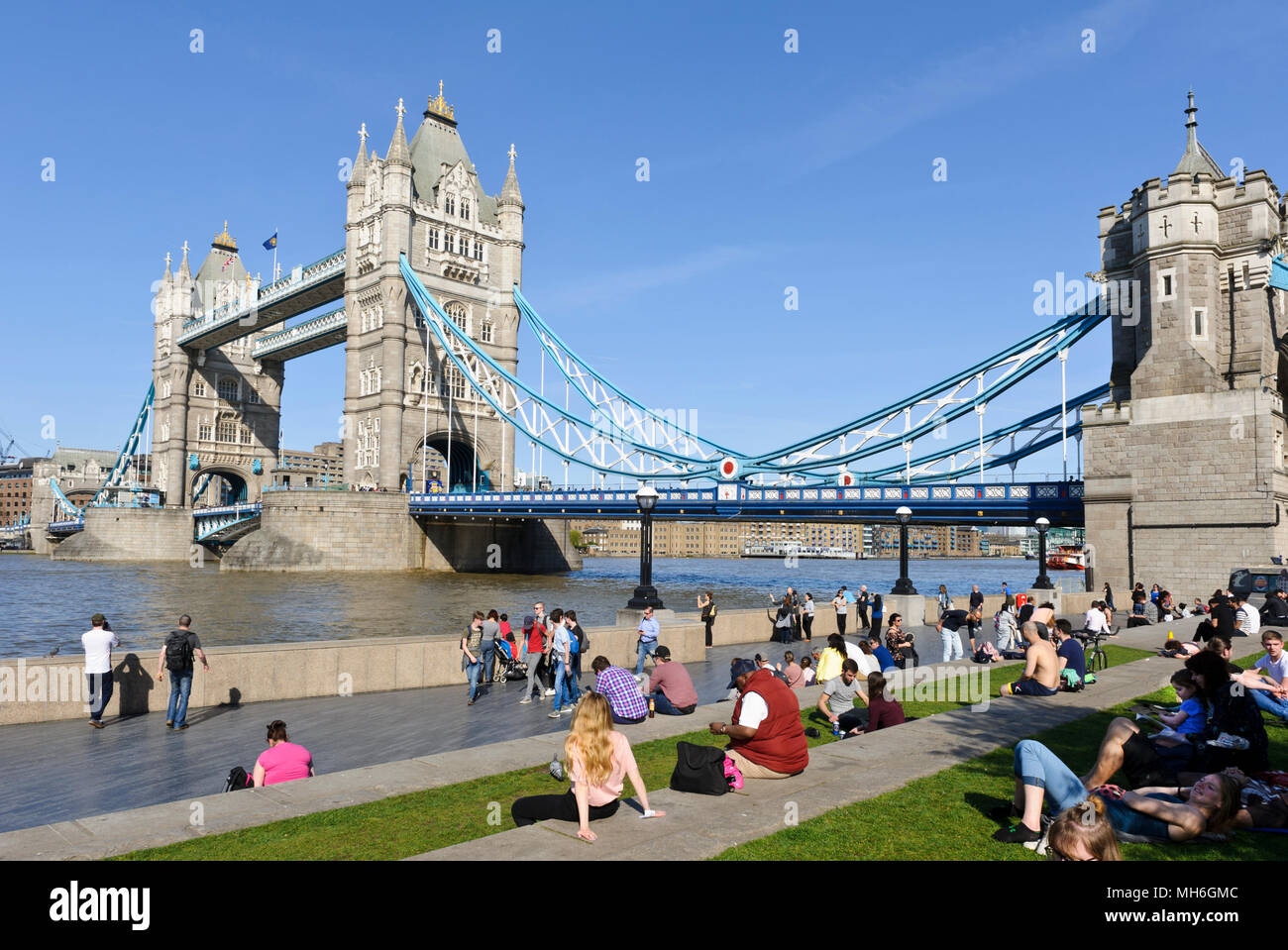 London famous bridge day daytime hi-res stock photography and images ...