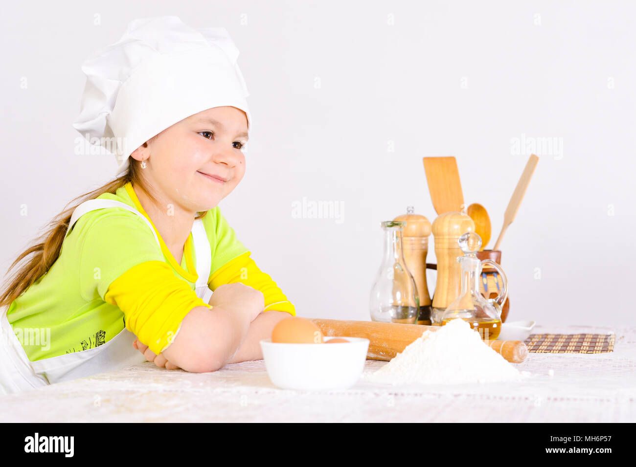 Cute girl baking cake in the kitchen Stock Photo - Alamy