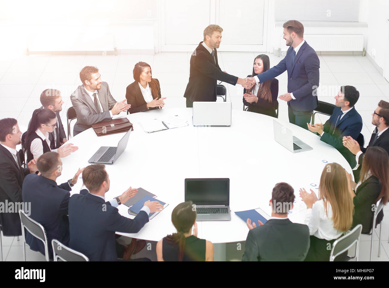Business negotiation round table hi-res stock photography and images ...