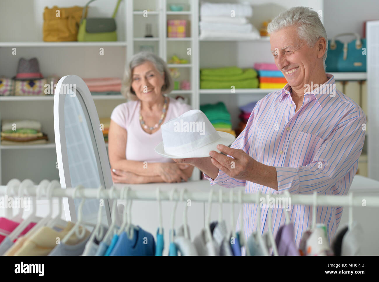 Couple shop hat hi-res stock photography and images - Alamy