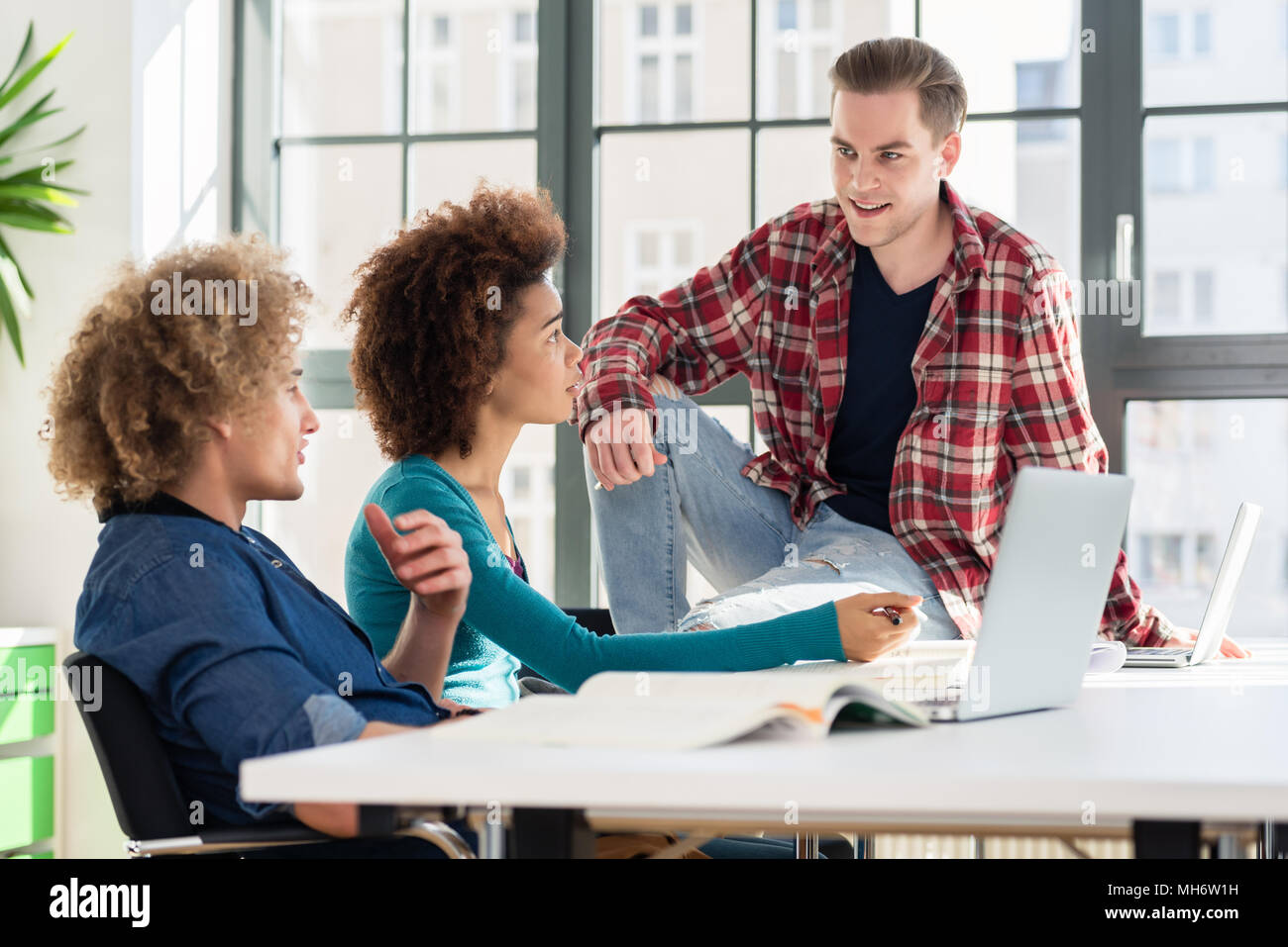 Classmates talking hi-res stock photography and images - Alamy